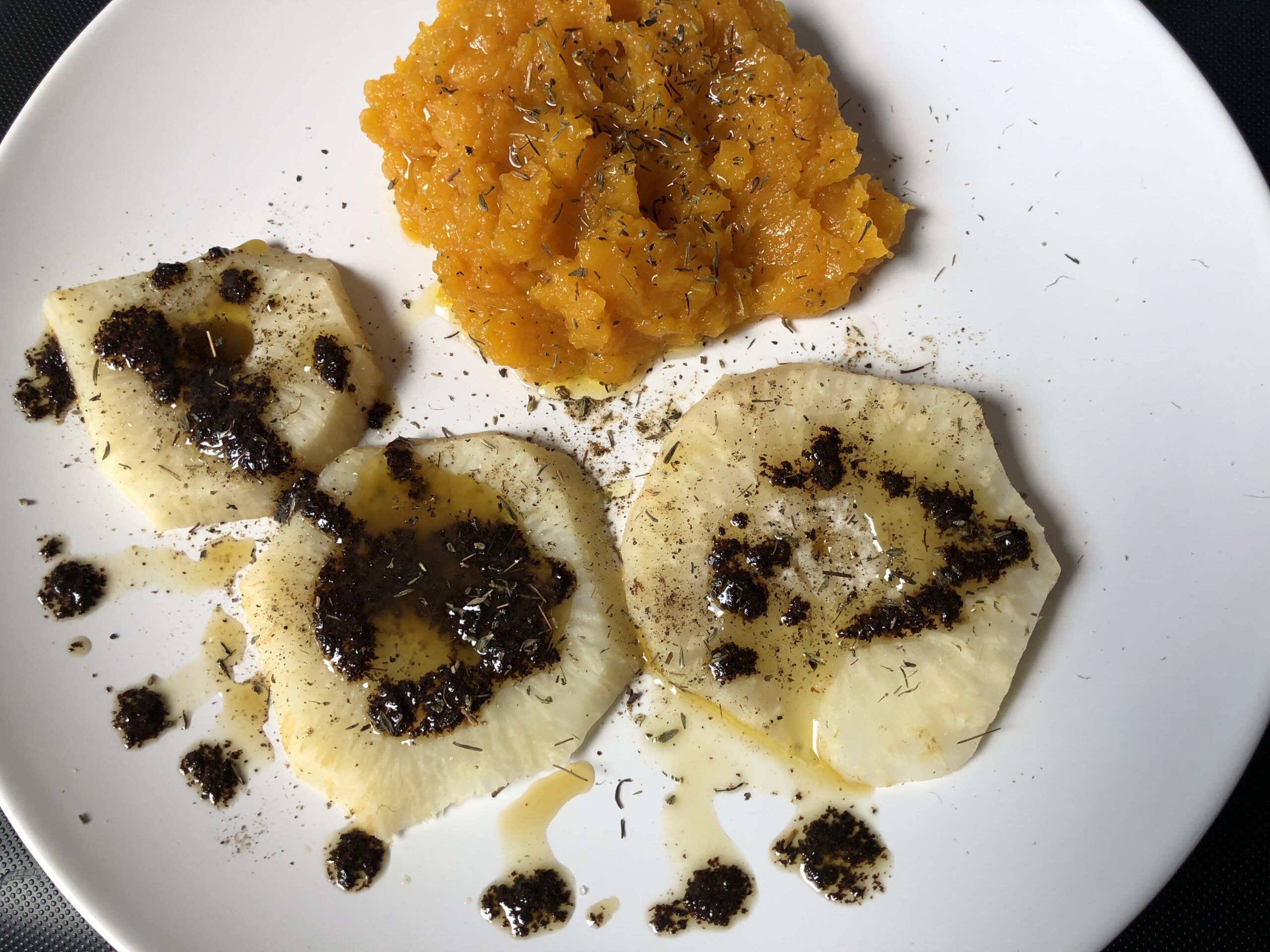 Apionabo con aliño de ajos negros y puré de calabaza - Cruditeka